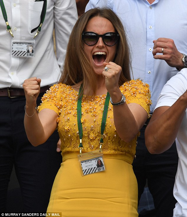 Kim Murray cheers on Andy in a Jenny Packham embellished dress at the ...