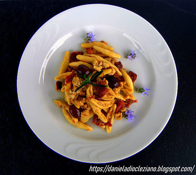Capunti caserecci con sugo di coniglio , pomodori secchi e olive nere ...