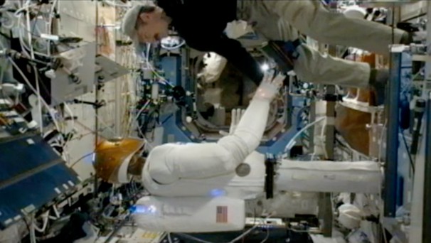 Inovasi Tekno: Manusia dan robot berjabat tangan di angkasa lepas