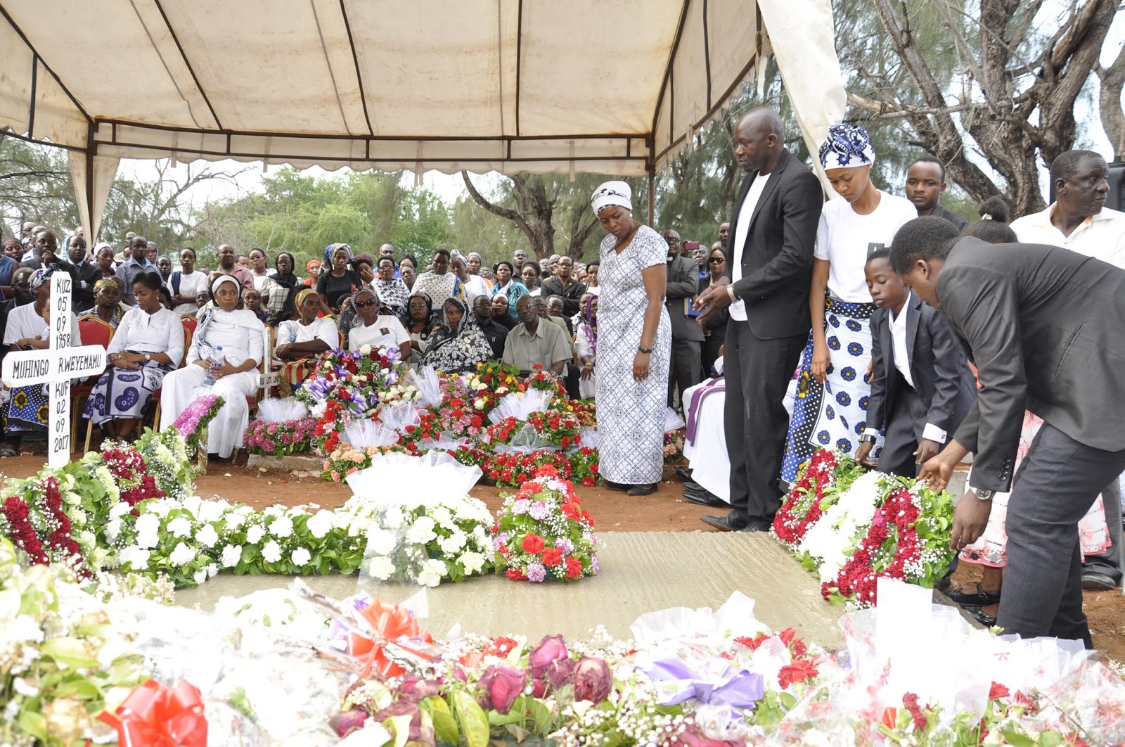 MWAKYEMBE AWAONGOZA WANAHABARI KUUAGA MWILI WA MUHINGO RWEYEMAMU DAR