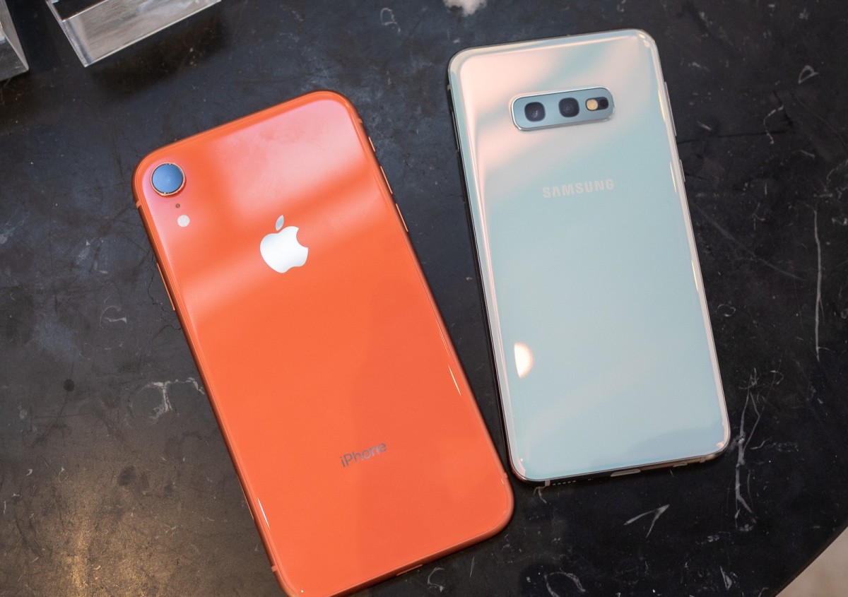 Nên mua Samsung Galaxy S10e hay iphone XR?