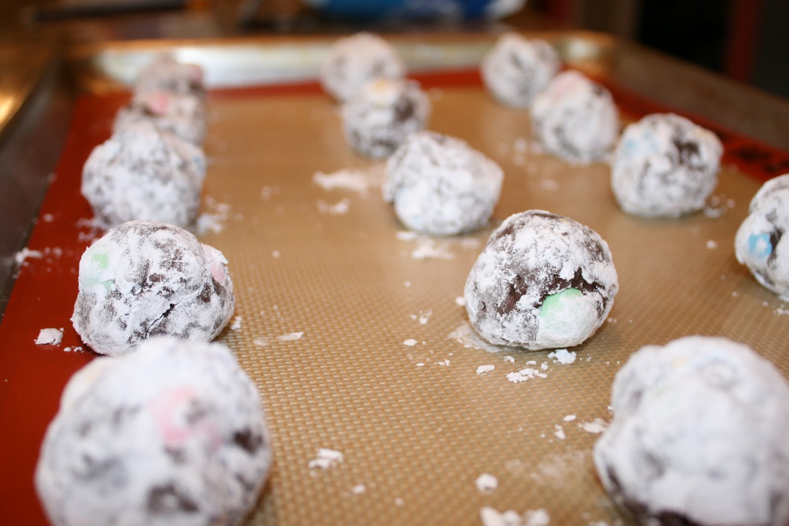 everything to entertain: Simple Chocolate Crinkle Cookies- Easter Style