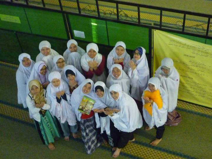 HANYA AKU: FrEnZ oF SmKaJb