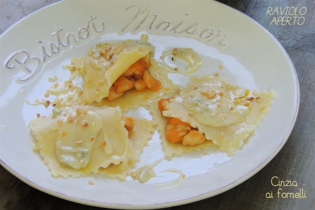 Ravioli aperti con pollo, zucca, crema di gorgonzola e nocciole Piemonte