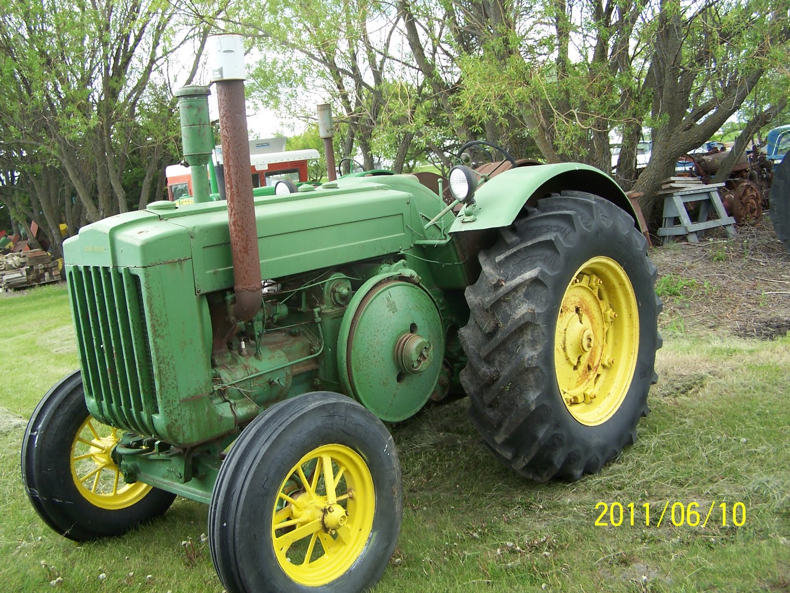 DIFFERENT COLOURED JUNK: John Deere styled "D"