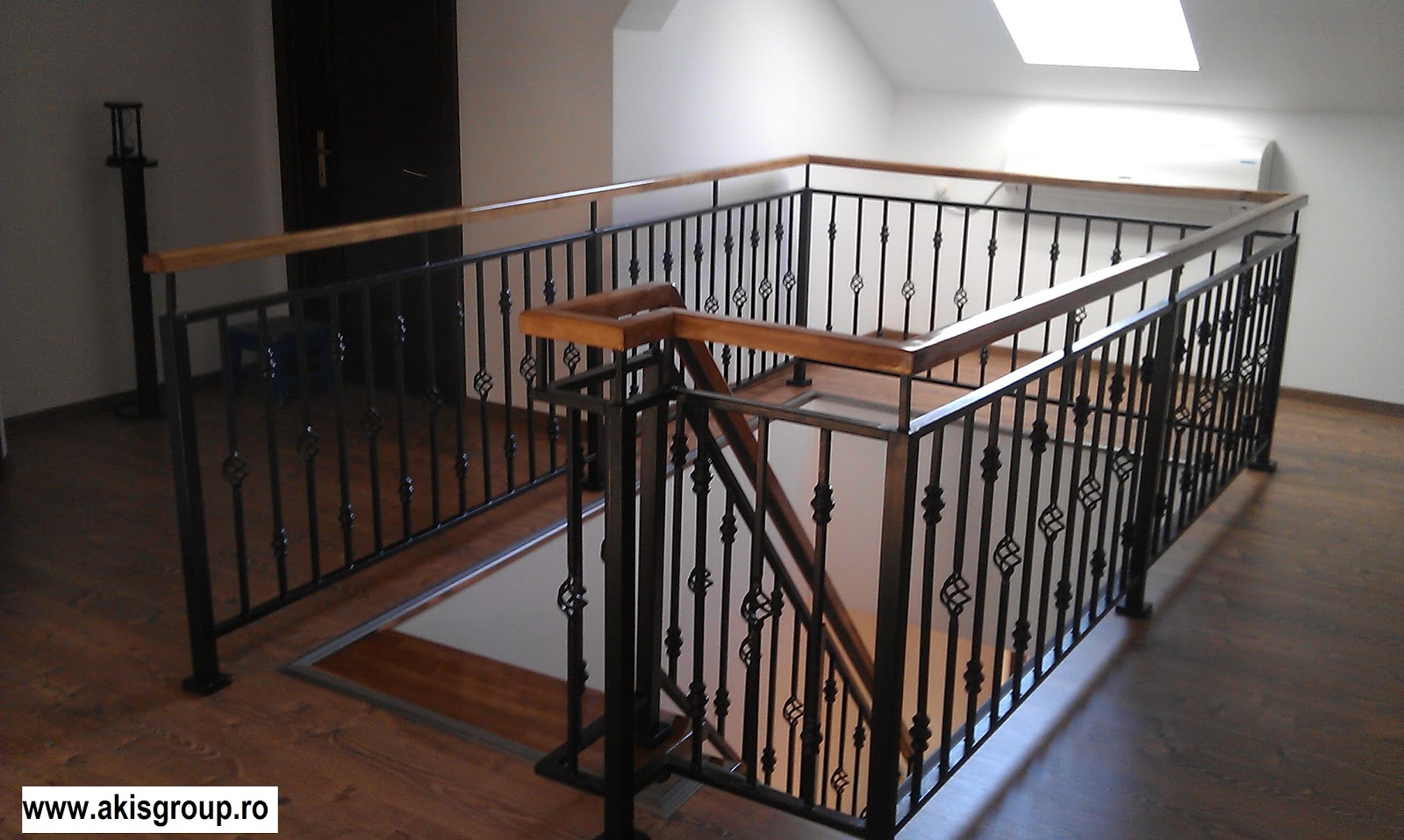 scari interior: SCARI CU BALUSTRADE FIER FORJAT