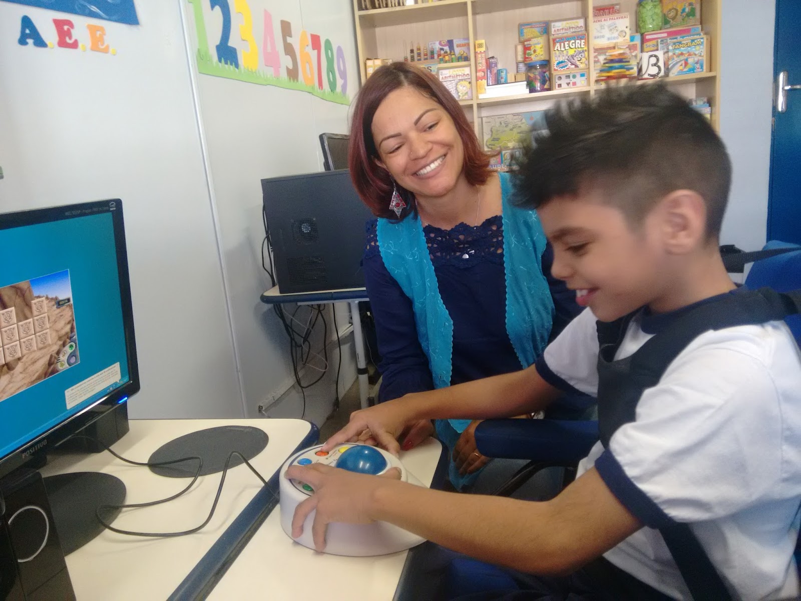 INCLUSÃO EM REDE - CLÁUDIA MISTRELI: USO DO MOUSE ADAPTADO