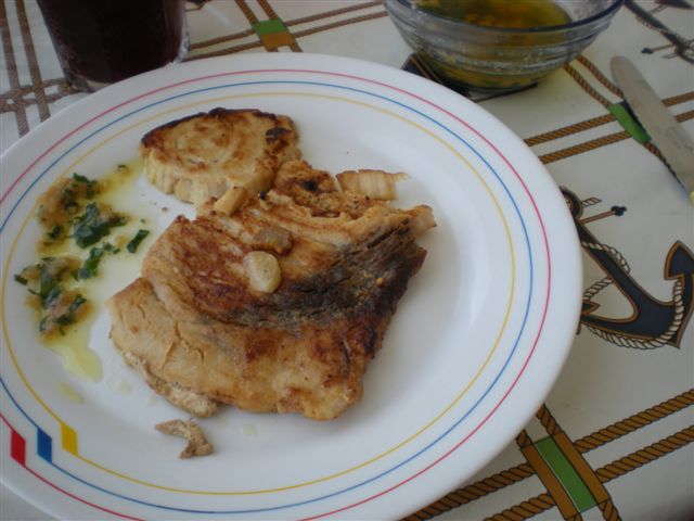 elrincondeatalaya2: Filetes de pez espada con salsa molinera.