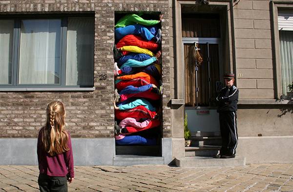 99 WOW: Bodies Crammed Awkwardly in Tight Spacesأجساد محشورة بطريقة ...