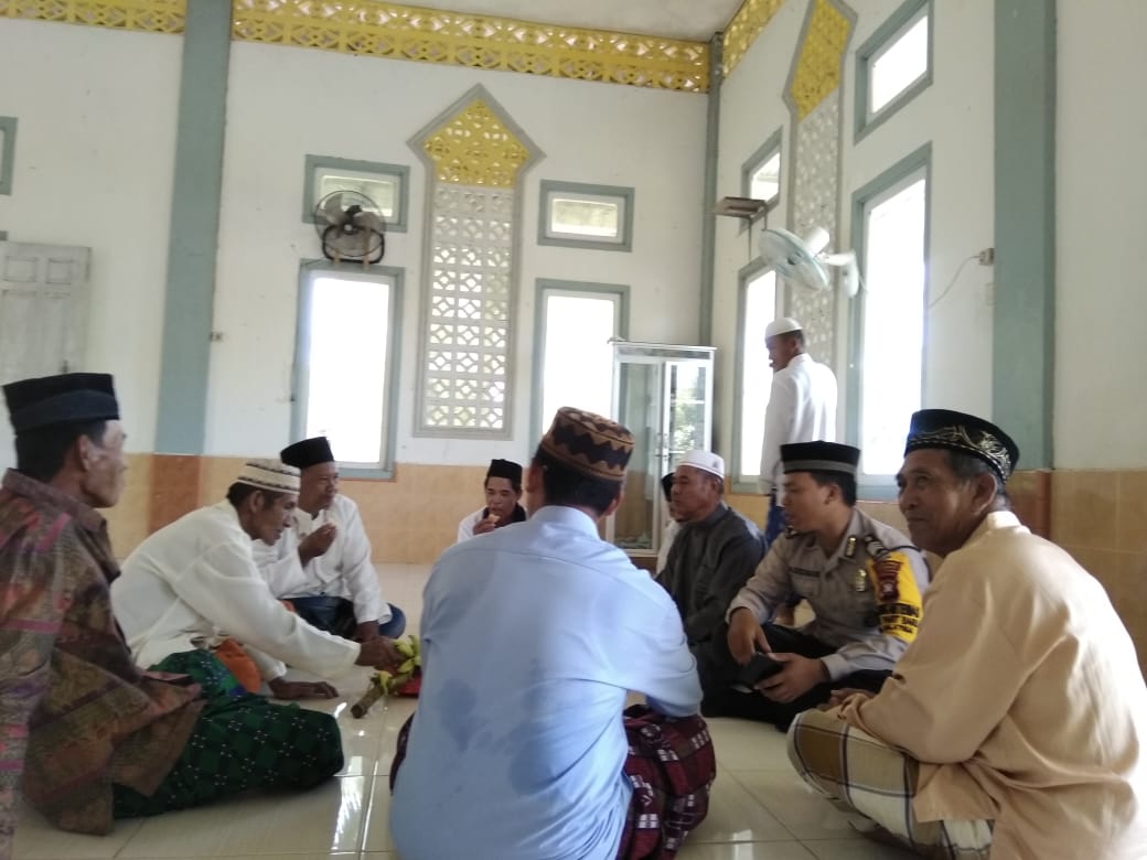 Bhabinkamtibmas Sampaikan Himbauan dan Pesan Kamtibmas Melalui Safari Jum’at