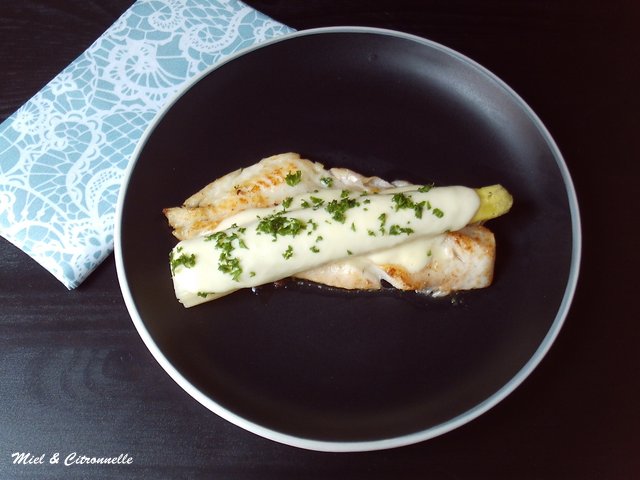 Miel et Citronnelle: Filet de sébaste à la crème d'asperges blanches