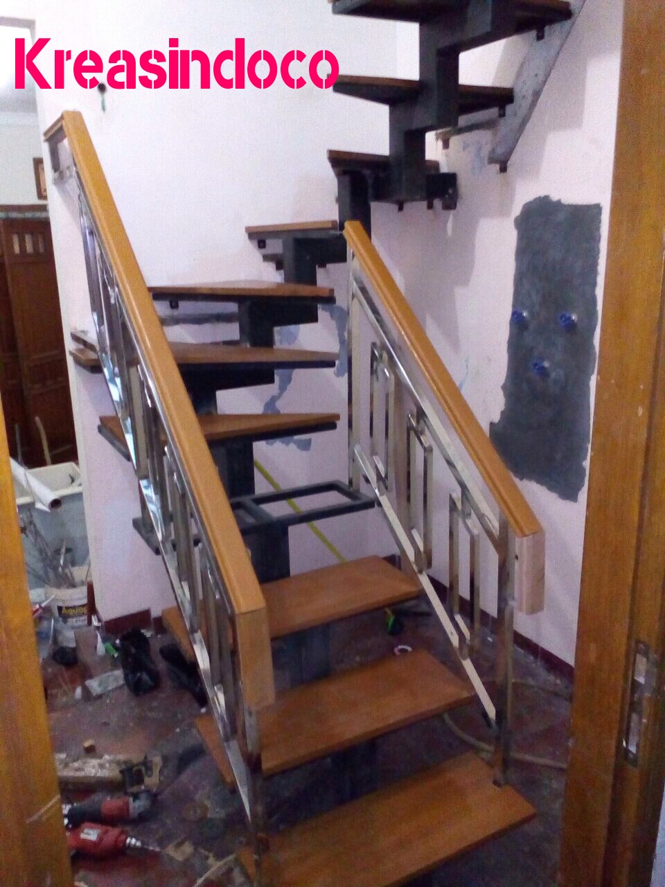 Tangga Trap Besi Kombinasi Kayu Kamper Pemasangan Di Perumahan Gema ...