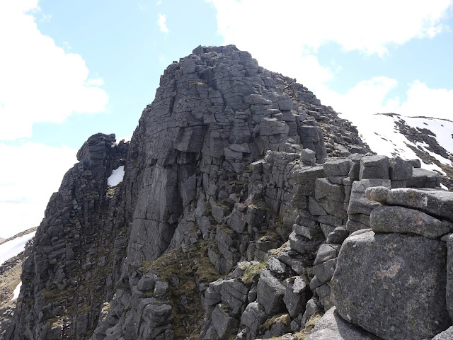 TARMACHAN MOUNTAINEERING: FIACAILL RIDGE, CAIRNGORMS