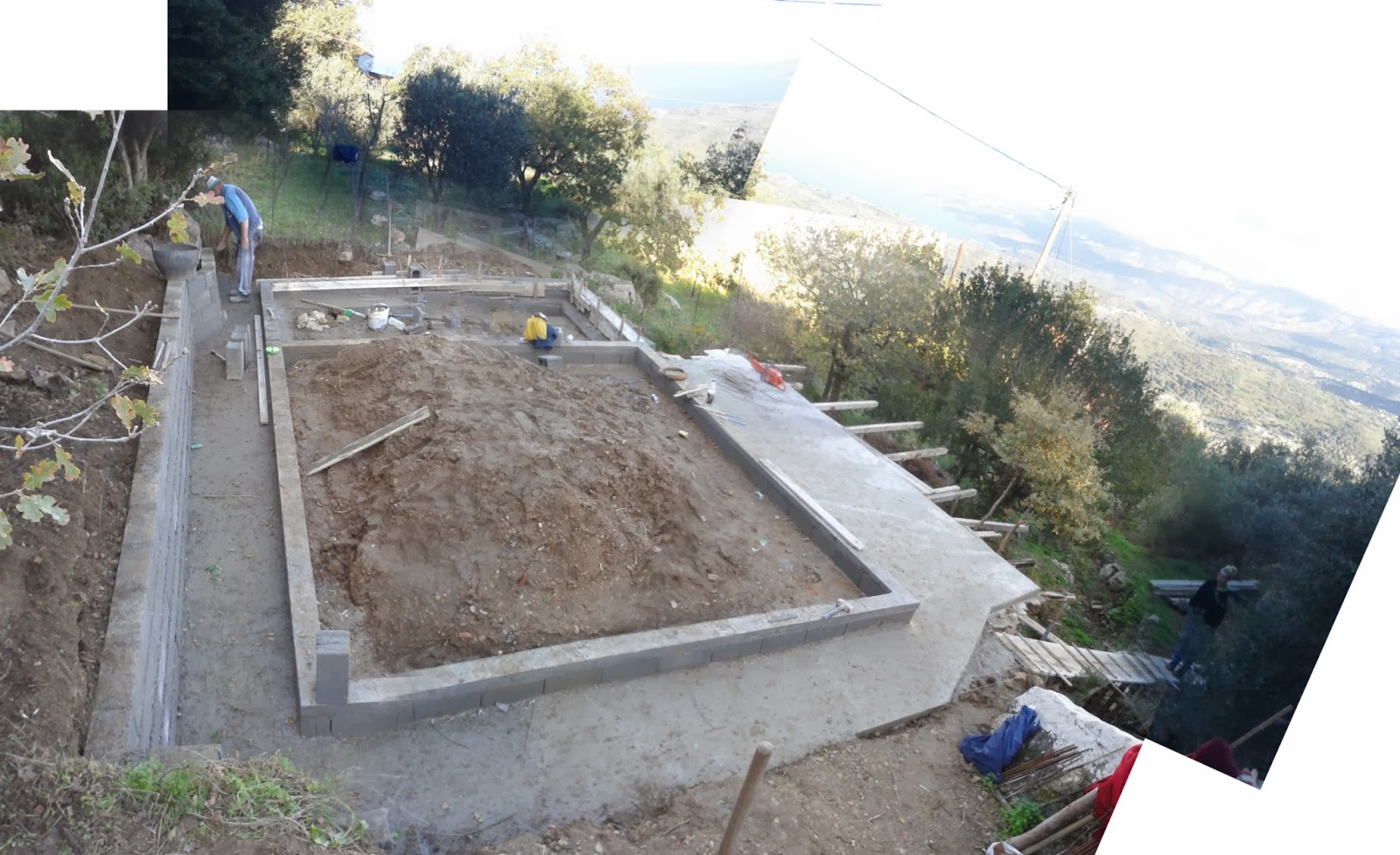 Agrikaria: Θεμελίωση με οπλισμένο σκυρόδεμα και τσιμεντόλιθους