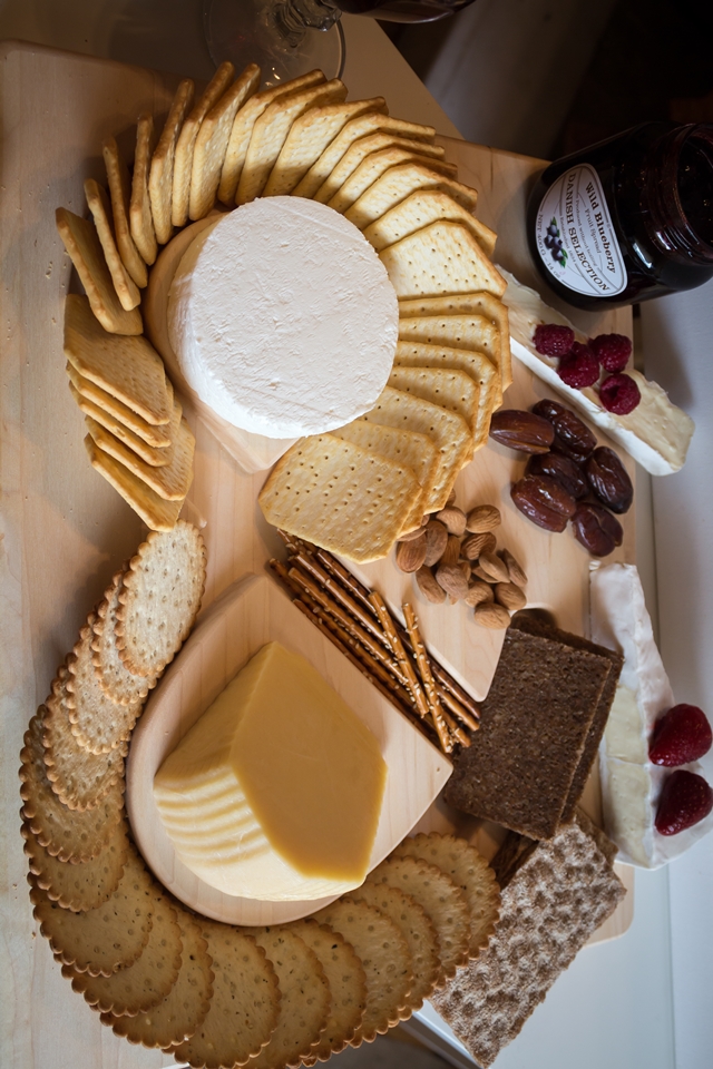 CUT and DRY : Cheese & Crackers Serving Board with Appeal