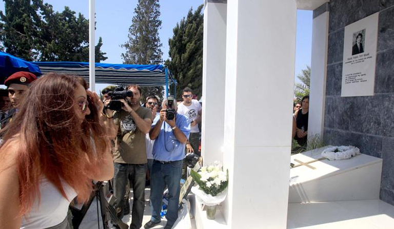 ΚΑΙ ΤΩΡΑ ΣΚΑΣΜΟΣ ΠΡΟΔΟΤΕΣ... ΚΑΤΑΘΕΤΕΙ ΣΤΕΦΑΝΙ ΣΤΟΝ ΤΑΦΟ ΤΟΥ ΠΑΤΕΡΑ ΤΗΣ ...