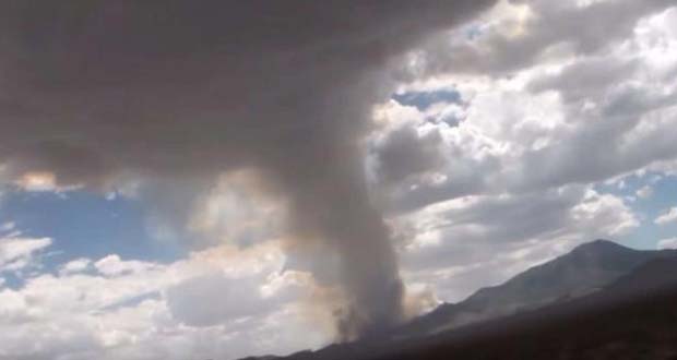 2012 CUENTA REGRESIVA: Turistas graban una densa nube de humo con forma ...