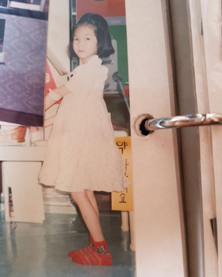 Hyuna shares childhood photos on SNS
