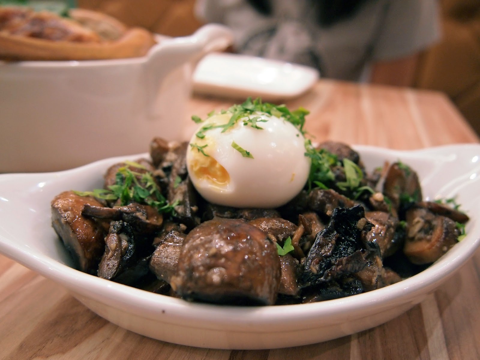 four legged foodies: Poulet, Bugis+