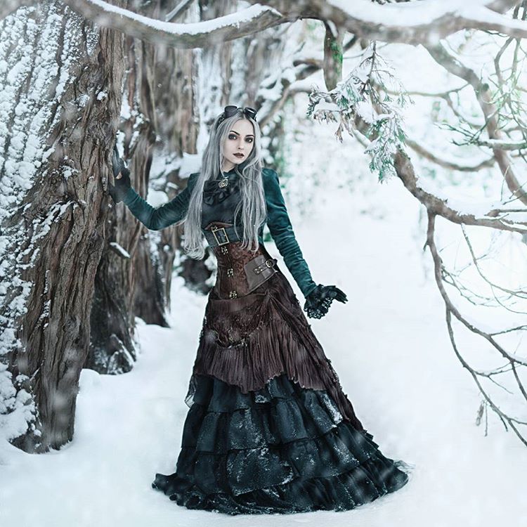 Steampunk Fashion Guide: Emerald Steamgoth in the Snow