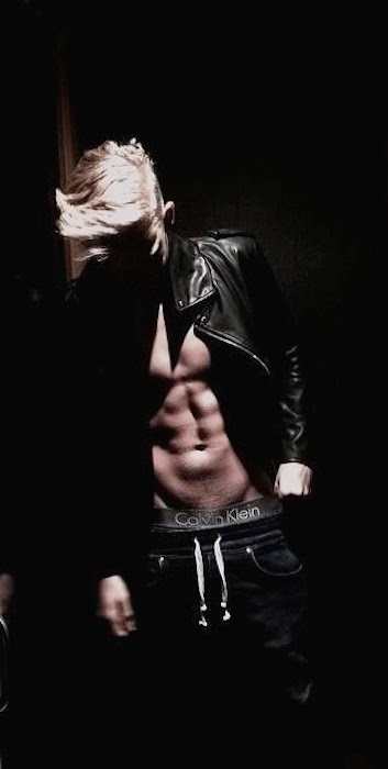 Celeb Saggers: Cody Simpson's Shirtless Waistband Sags