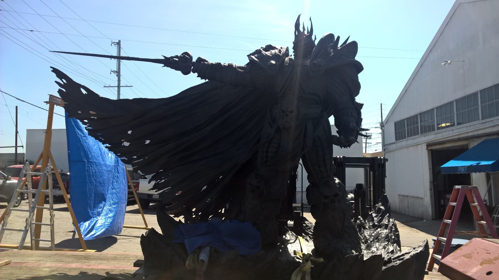 Blizzard Unveils a Humongous Giant Bronze Statue of the Lich King | HEXMOJO