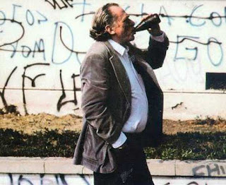 Charles Bukowski sobre el alcohol y la virtud de estar borracho - Agaton