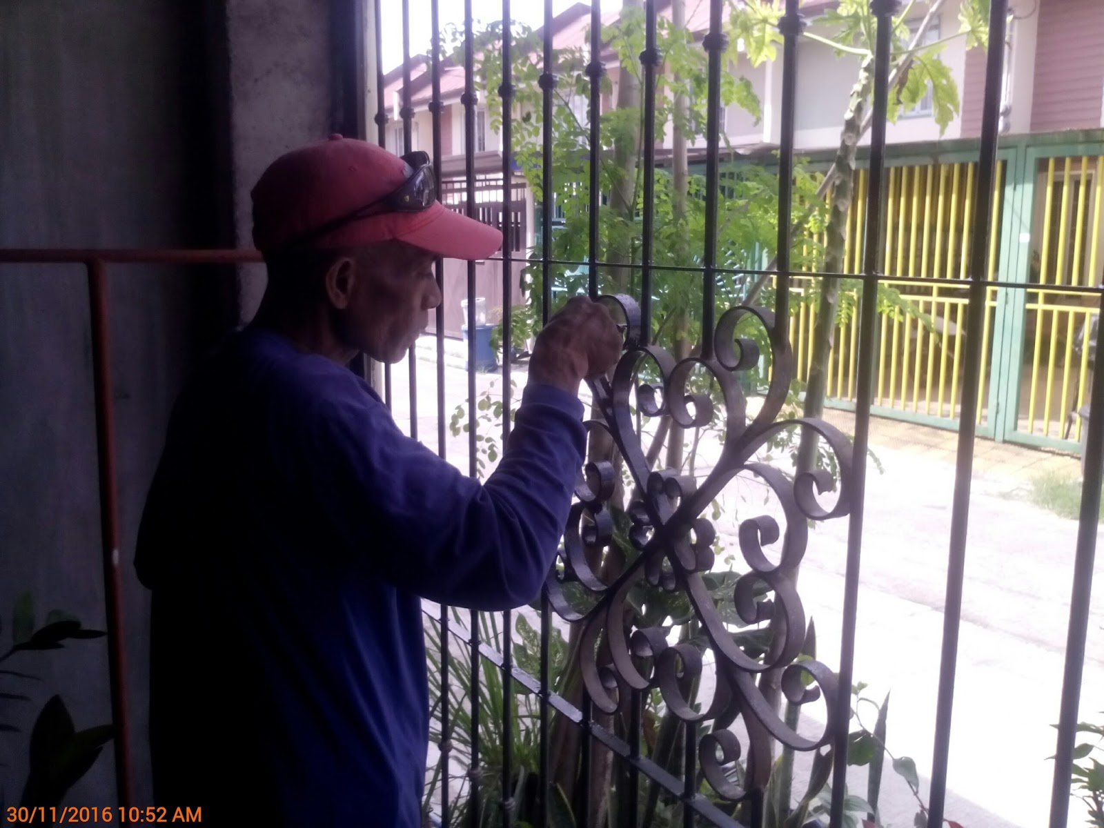 BUILDER'S JOURNAL: EASY STEPS TO FOLLOW IN REPAINTING STEEL GATE: DO-IT ...