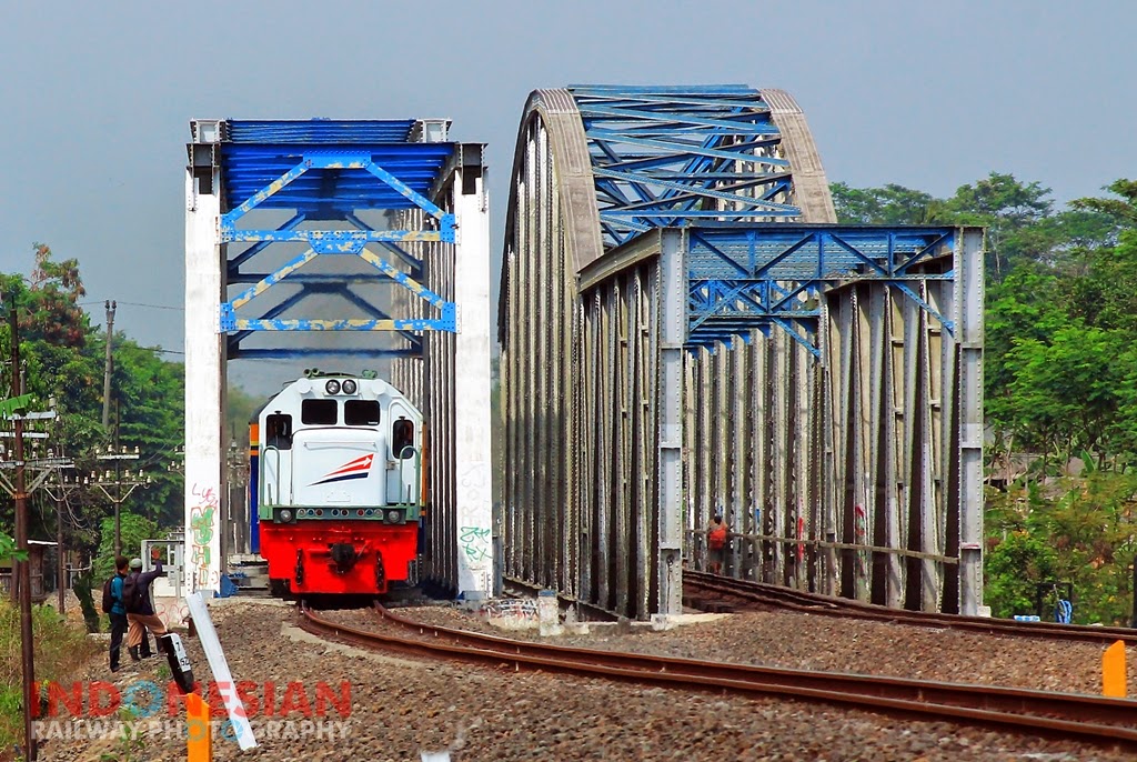 Indonesian Railway Photography: Railway Photo : KA Logawa