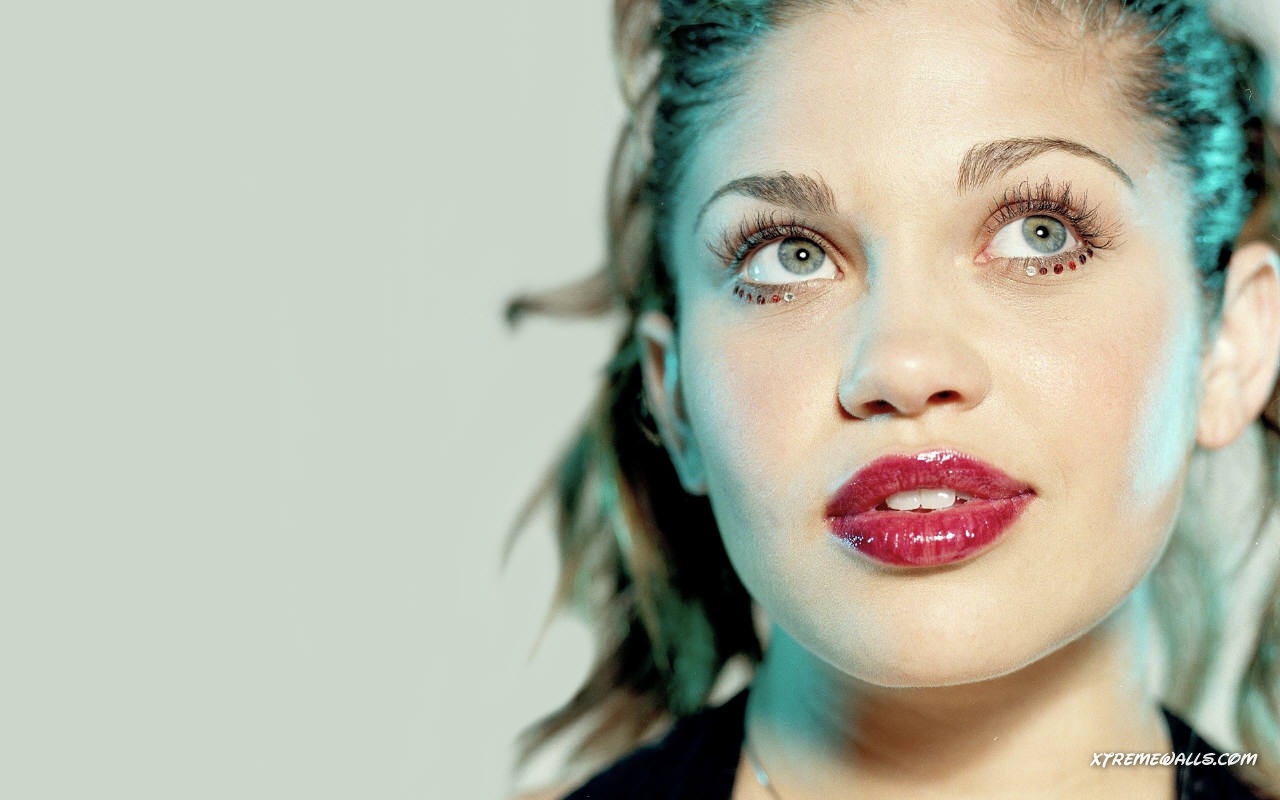 American Actress and Television Personality Danielle Fishel Wallpapers ...