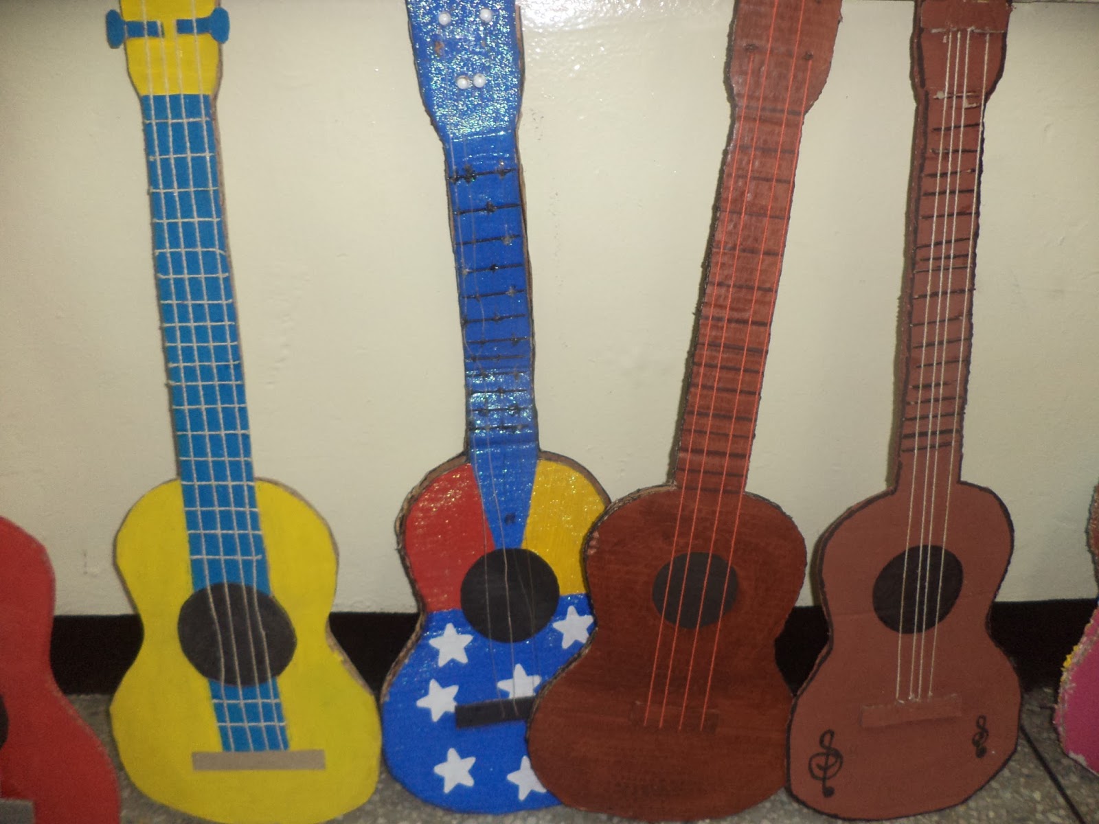 Educación Musical en Venezuela: Como hacer un Cuatro de carton.