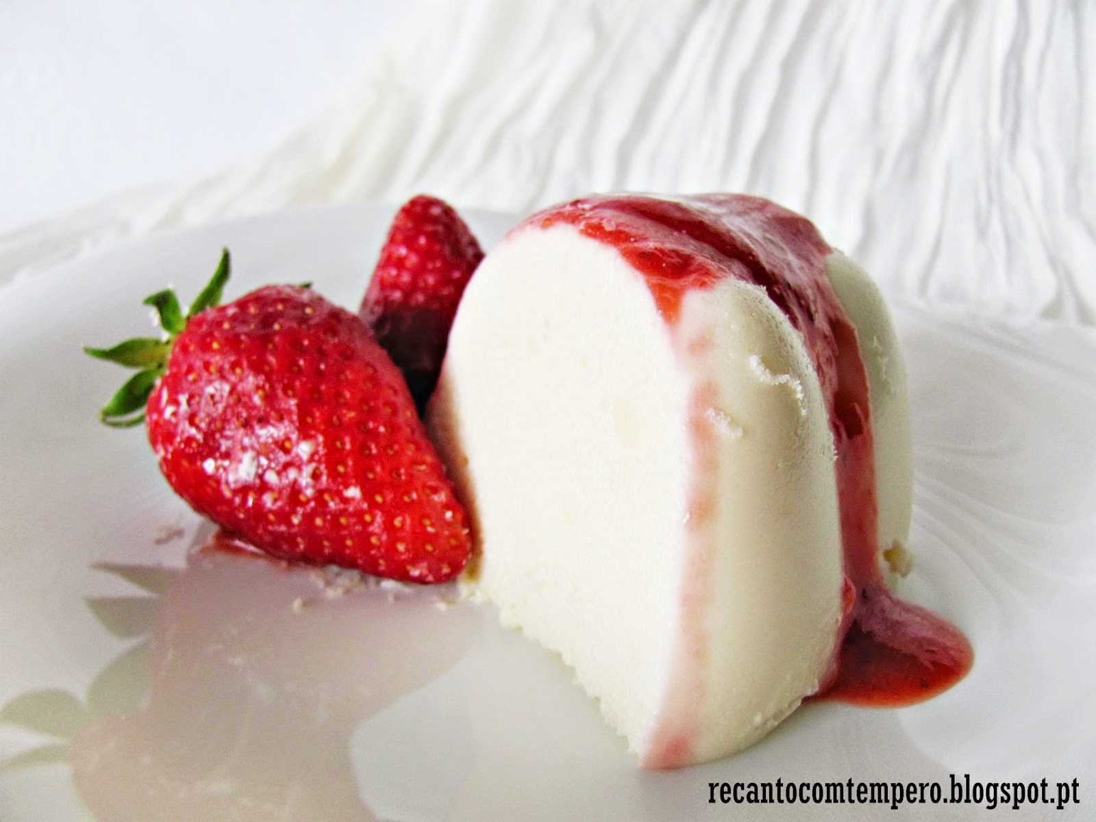 Pudim frio de chocolate branco com coulis de morango