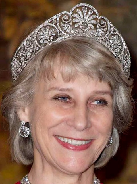 Tiara Mania: Queen Mary of the United Kingdom's Gloucester Honeysuckle ...