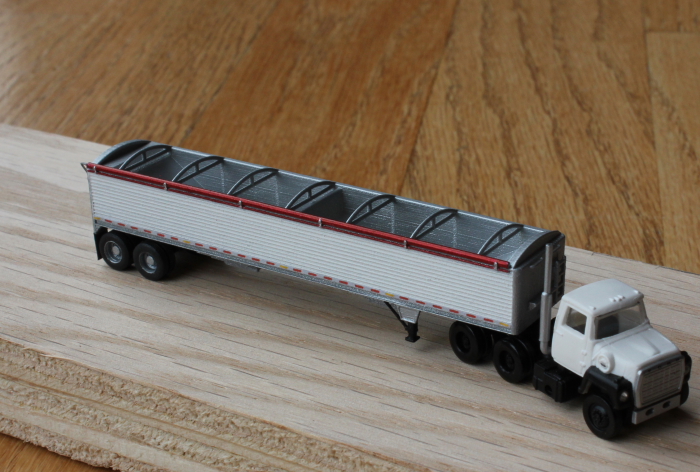 N Scale Addiction: Got Grain? N Scale 43" Wilson Pacesetter Grain Trailer