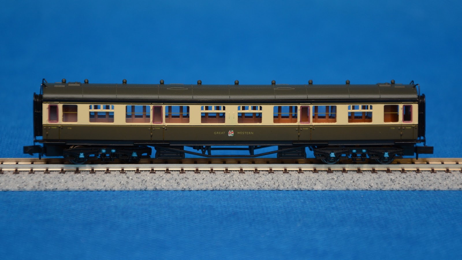 My Miniature Worlds: Dapol "Great Western" coaches in N-scale