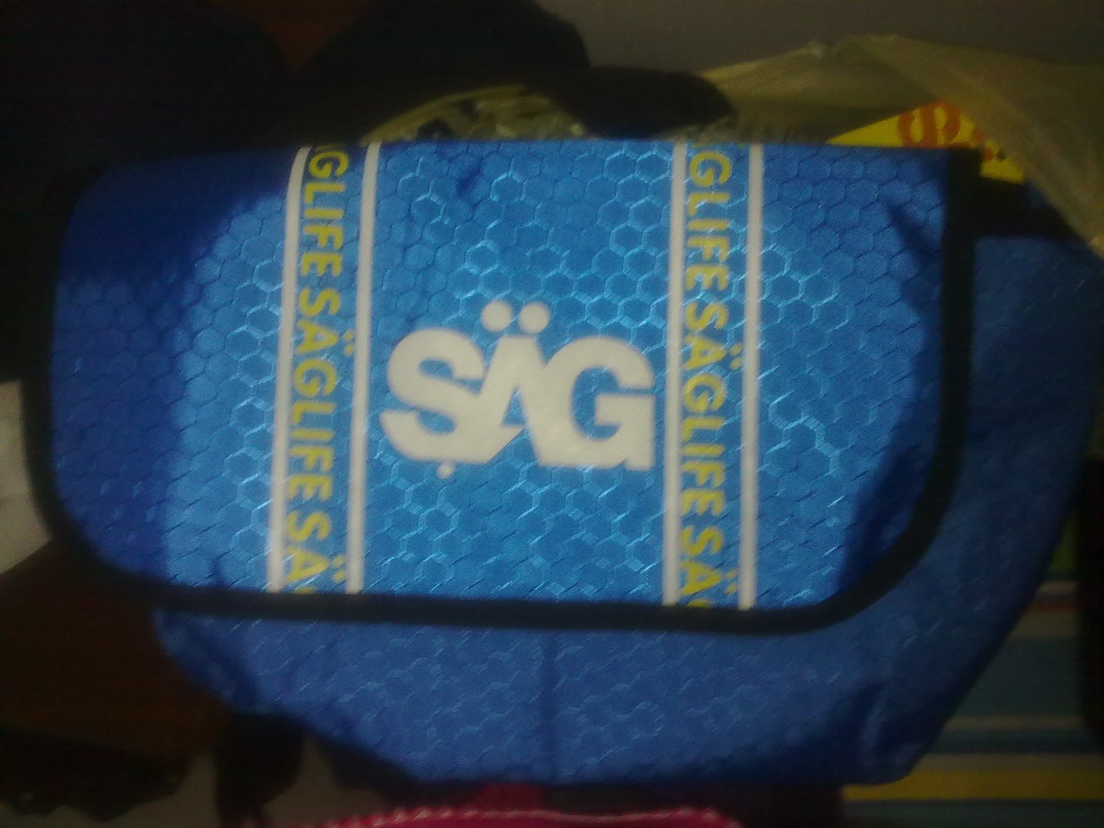 sayap ilusi...: budak sekolah rendah + up to date= sling bag SAG