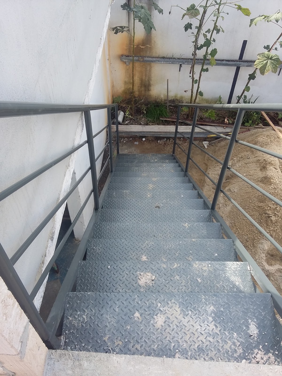 SOF SERRALHERIA OLIVEIRA E FARIA LTDA: ESCADA EM CHAPA XADREZ