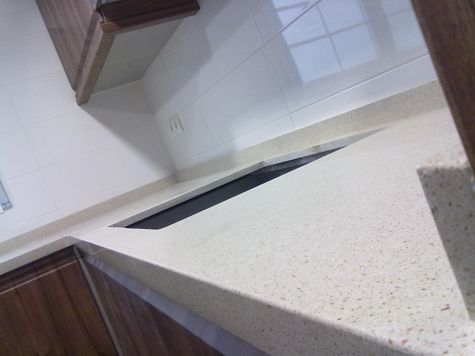 MARMOLES VEDAT, S.L.U.: MONTAJE ENCIMERA SILESTONE BLANCO CITY.