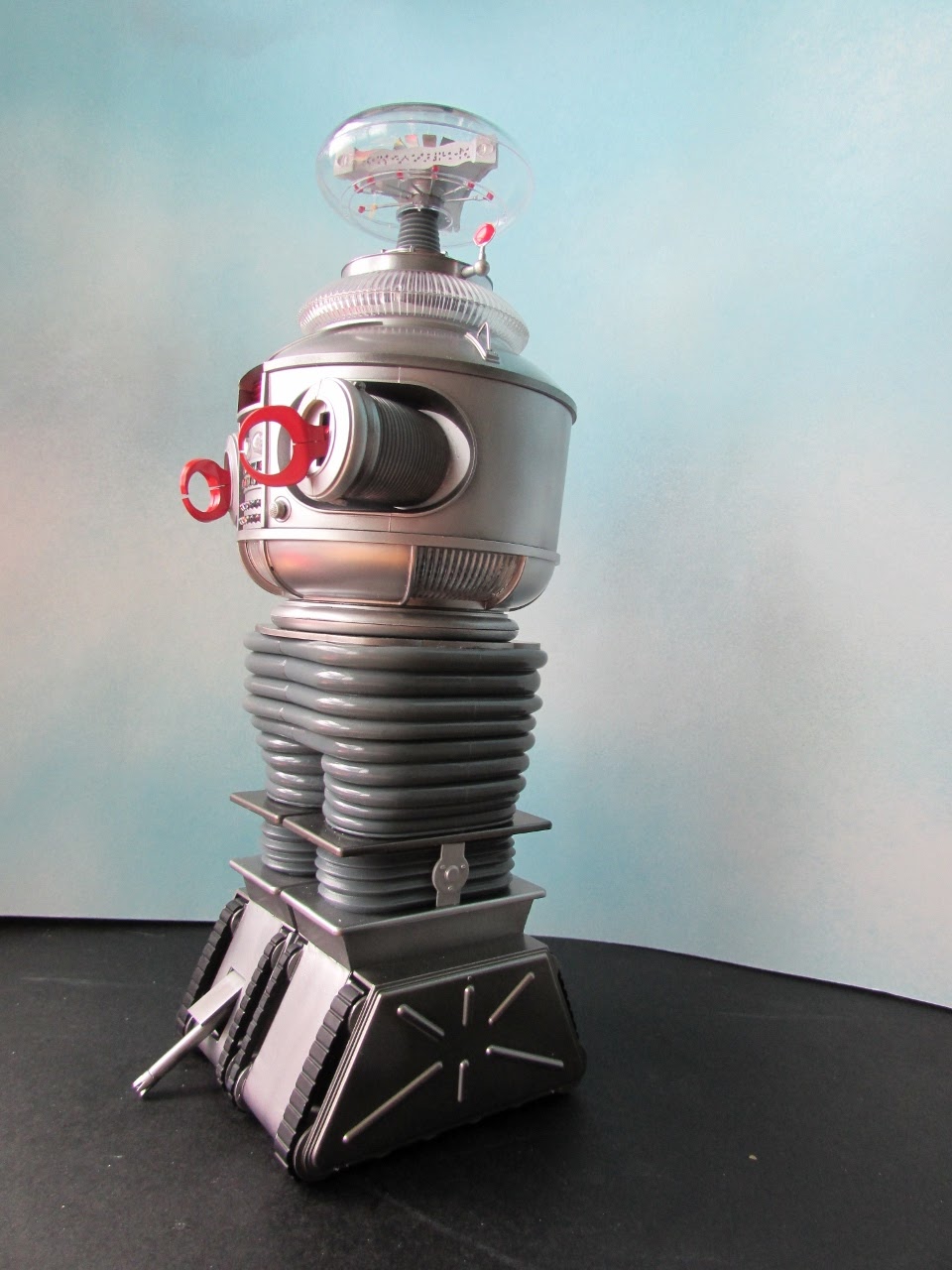 Moebius Models 1/6th Robot B9 from Lost in Space TV show - Ready for ...