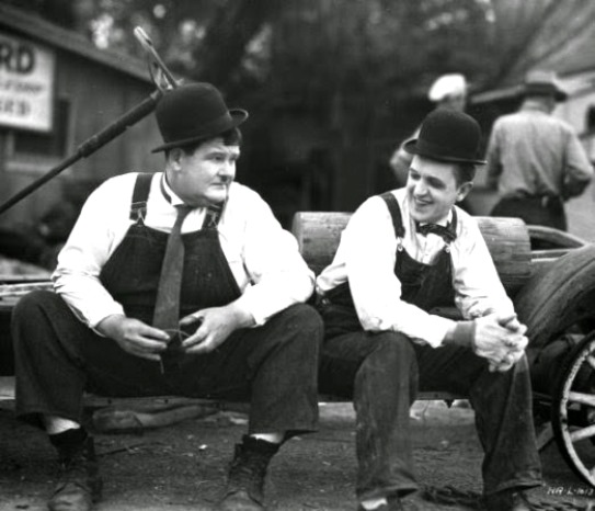 A Través del Uniberto: El Gordo y el Flaco descansan entre escena y escena