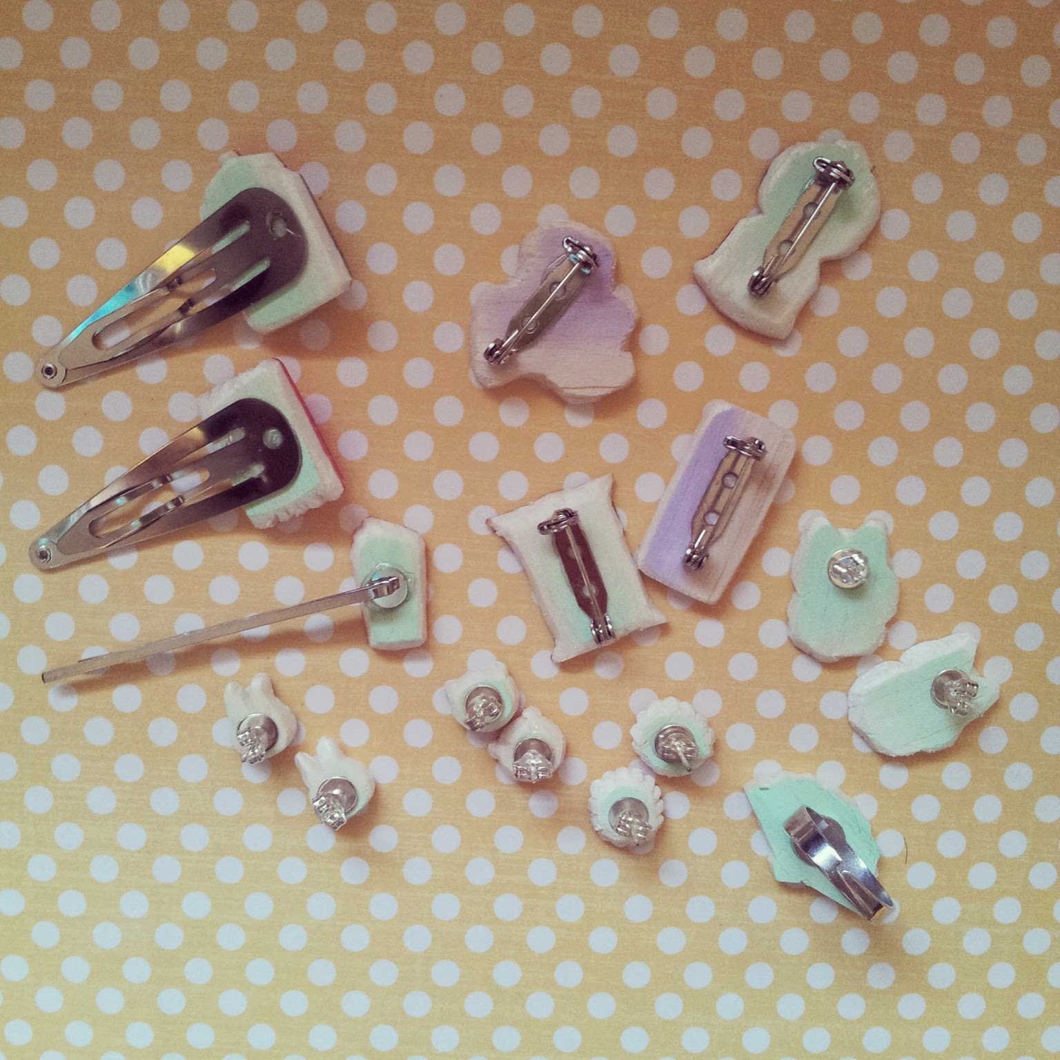 tea and craft: How to make stickers into brooches