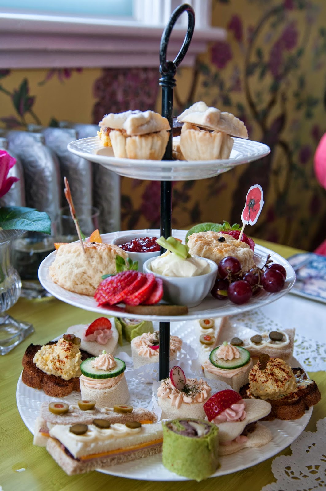 Tips Are Included!: Abigail's Tea House