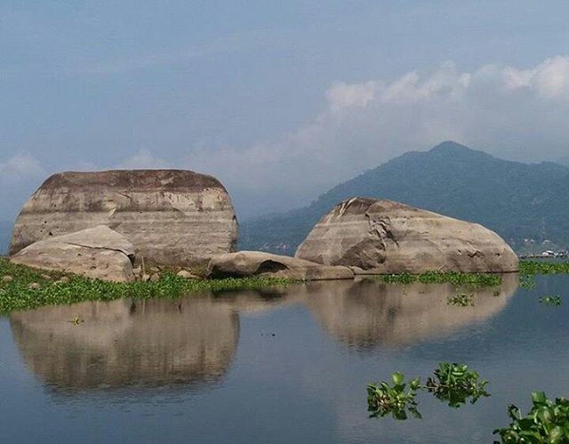 Batu Cadas Gede Di Danau Cilangohar, Desa Pasanggrahan Purwakarta | Ayo ...