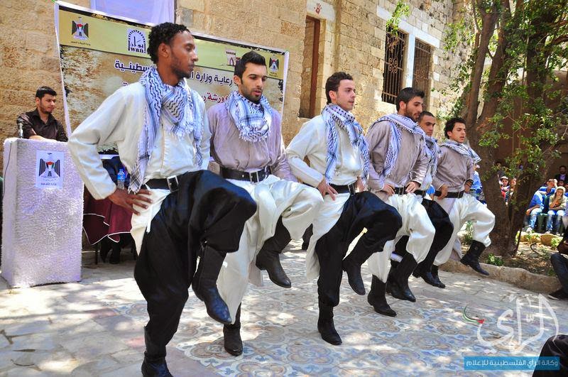 granelli di sabbia: Una danza chiamata dabka