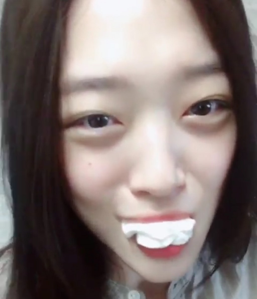 Sulli's whipped cream picture under controversy amidst Choiza's absence