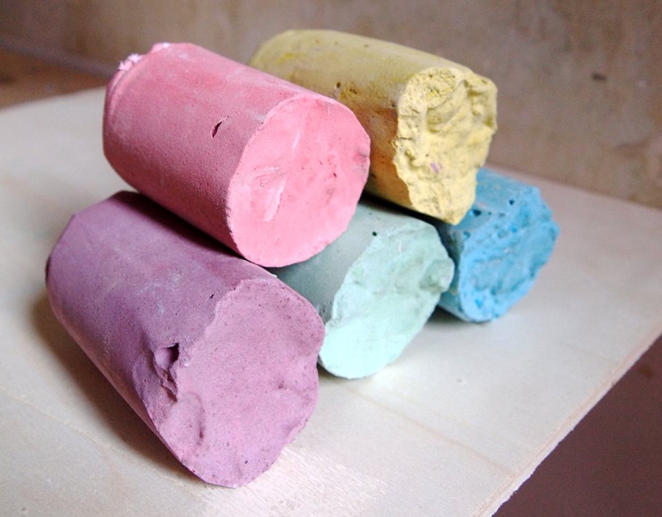 In en om die huis: MAKE CHALK for outside drawing