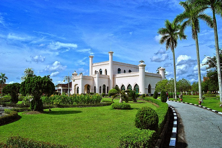 Kemegahan Istana Peninggalan Kerajaan Siak - DESWANTO
