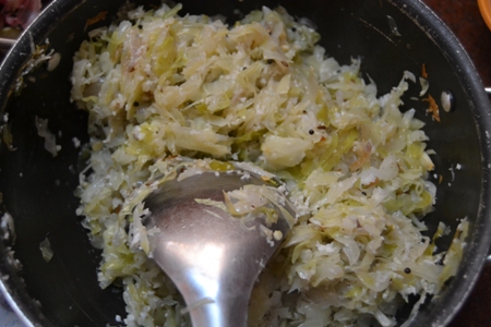 Vaniensamayalarai: Cabbage Poriyal / Muttakos Curry