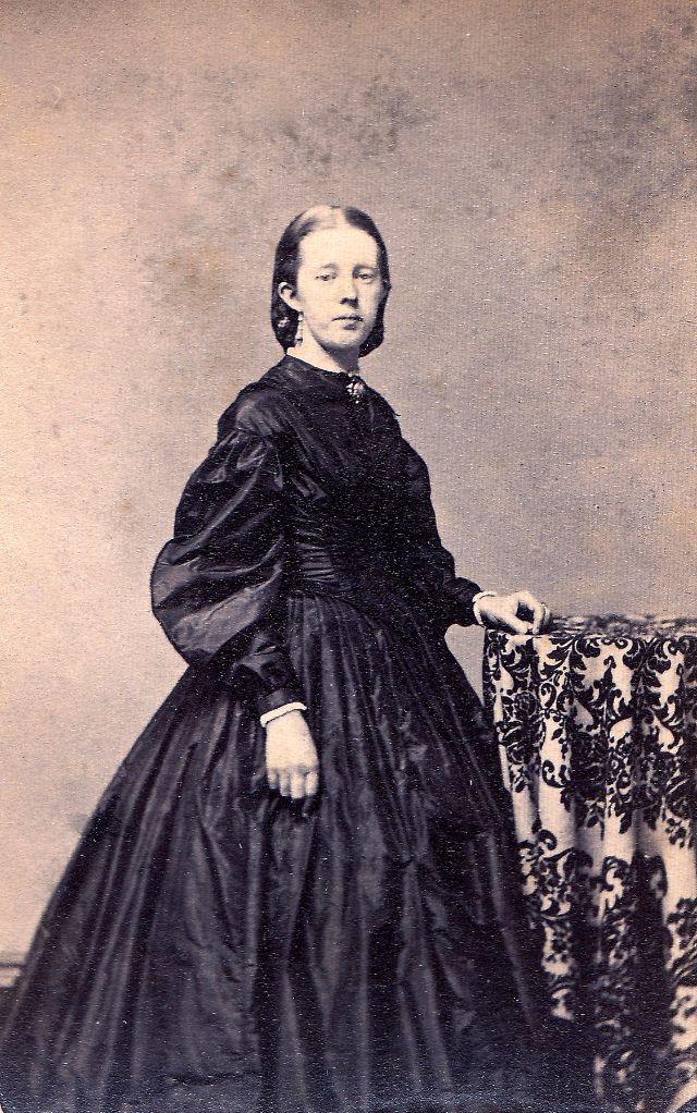 Victorian Widows: Graceful Photos of Young Women in Mourning Dresses ...
