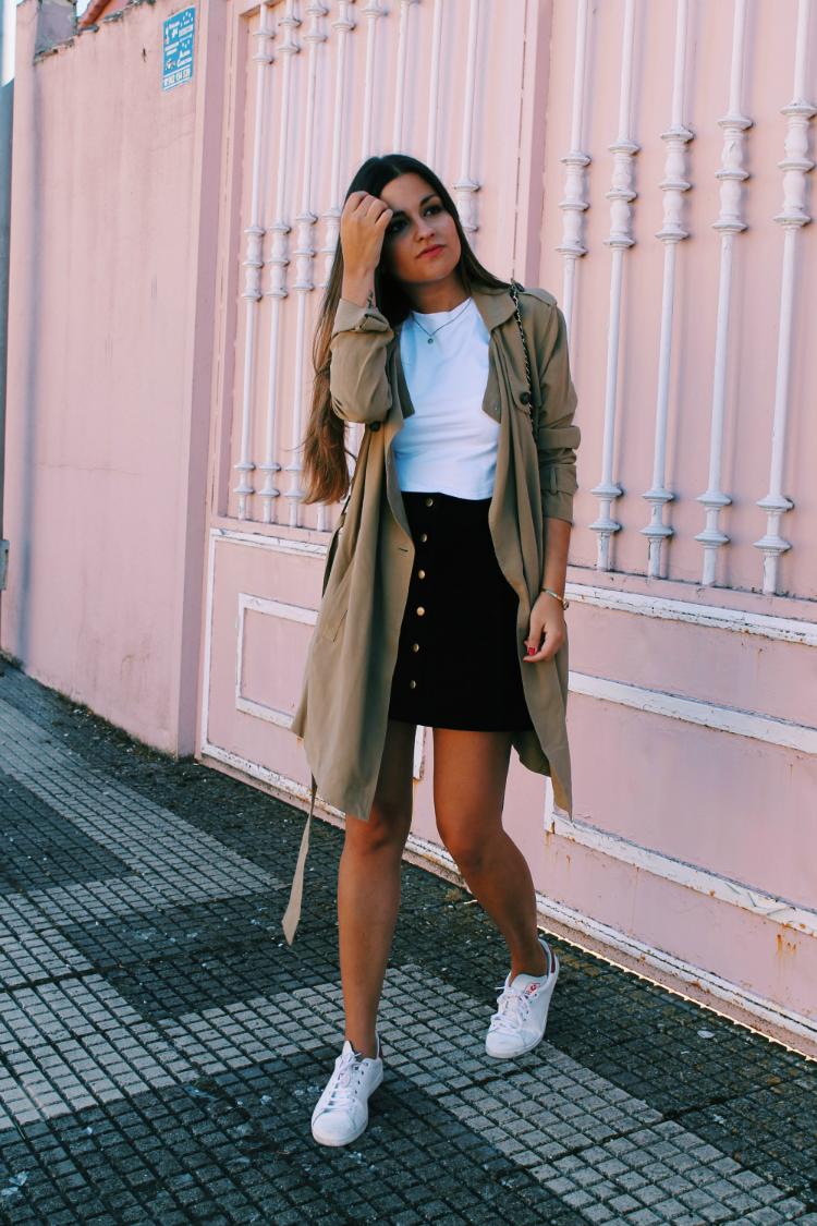 Outfit entretiempo: trench & zapatillas | Blog de Moda | LITTLE BLACK ...